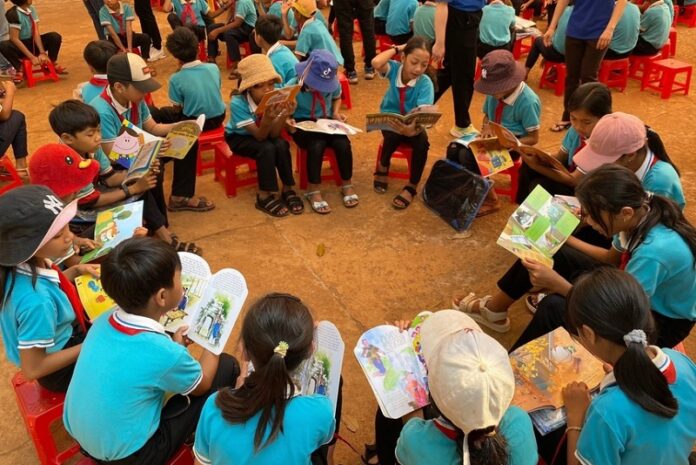 Thư viện lưu động đưa sách về buôn làng | Thư viện thông minh